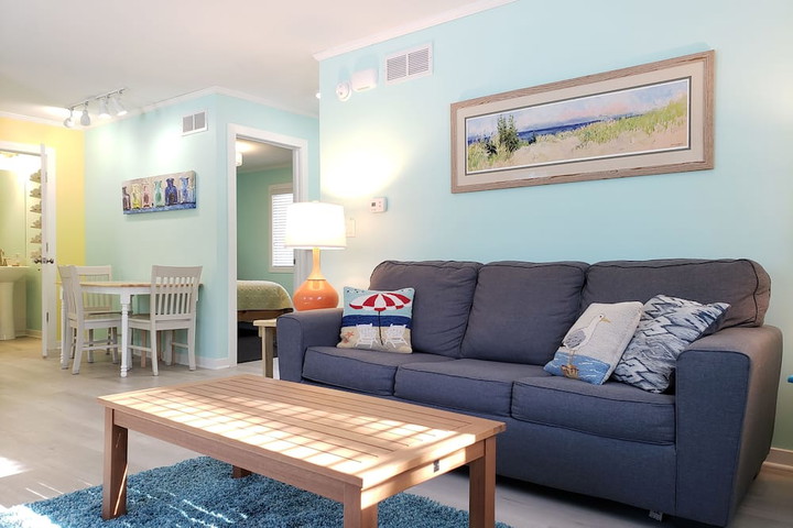 Sunshine Cottage, Saugatuck. Walk Downtown. Clean, Crisp, Colorful, Convenient. - Saugatuck, MI