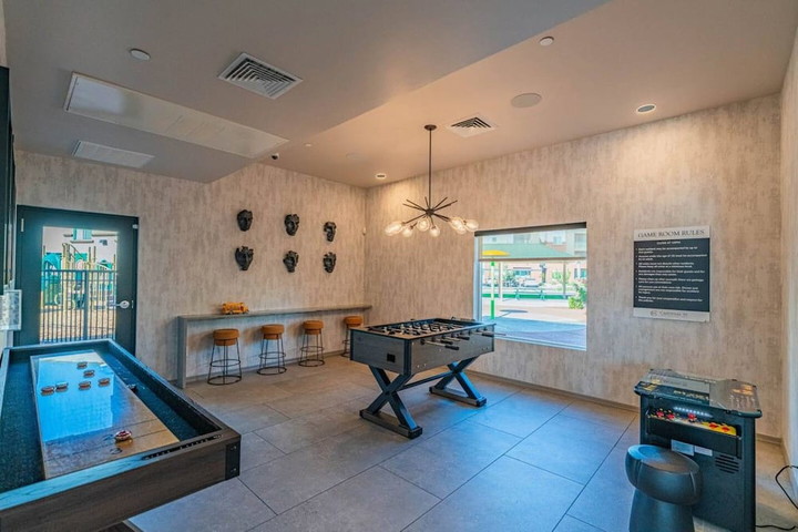 Walk To Stadium With Balcony-pool-gym-parking-w/d - Glendale, AZ
