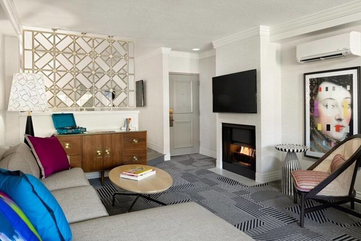 Modern Top Floor Unit W Balcony! | Pool, Gym, Tennis Court, Sauna, Pet-friendly! - Westwood - Los Angeles
