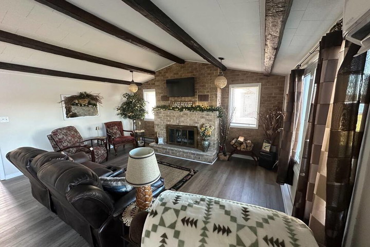 Charming 1-level, 2-bedroom Lakeside Retreat On Lake Holcombe - Cornell, WI