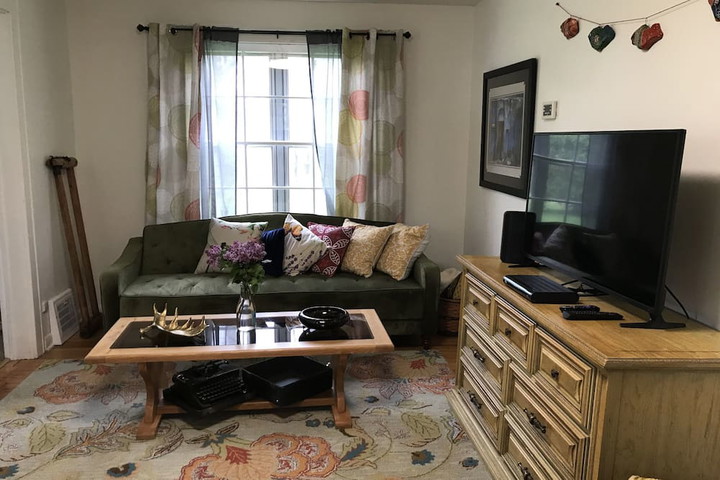 The Sunshine Cottage Of Chagrin Falls: Monthly Rental + - Ohio