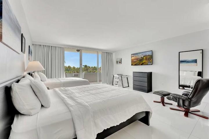 Tropical Retreat With Pool, Spa & Resort-style Amenities - Pompano Beach, FL