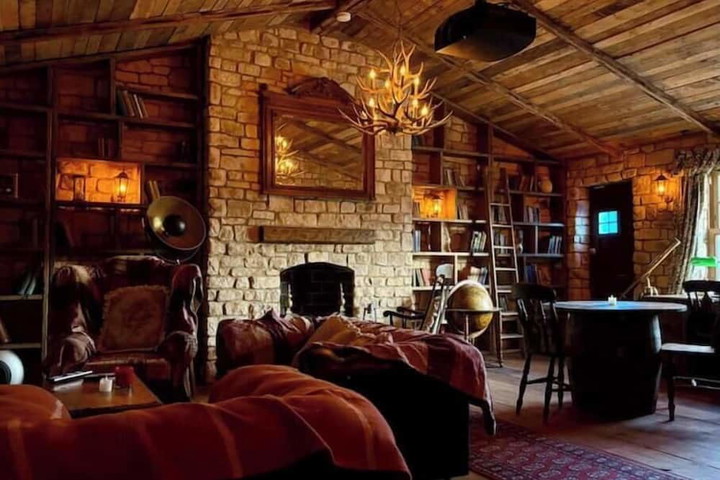 Fantasy Retreat Cosy Cabin With Cinema & Fireplace - London