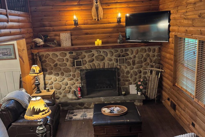 3 Bedroom, 2 Bath Secluded Old Forge Log Cabin - Old Forge, NY