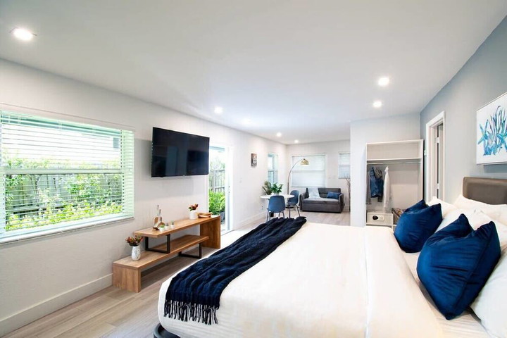 Stylish Suite With Tub In Fort Lauderdale - Fort Lauderdale, FL