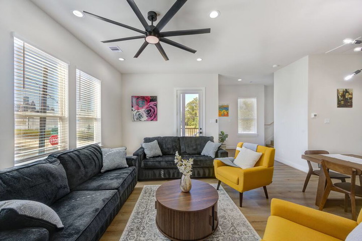 3-bedroom Townhome In Terrific Houston With Cool Ac With Houston Skyline View - Houston, TX