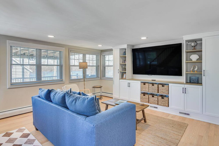 New England Cottage! Water Views & Decks - Tiverton, RI