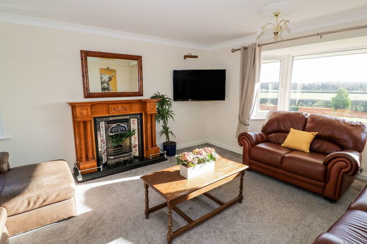 Tixall Manor Farm, Pet Friendly, With Hot Tub In Great Haywood - Stafford