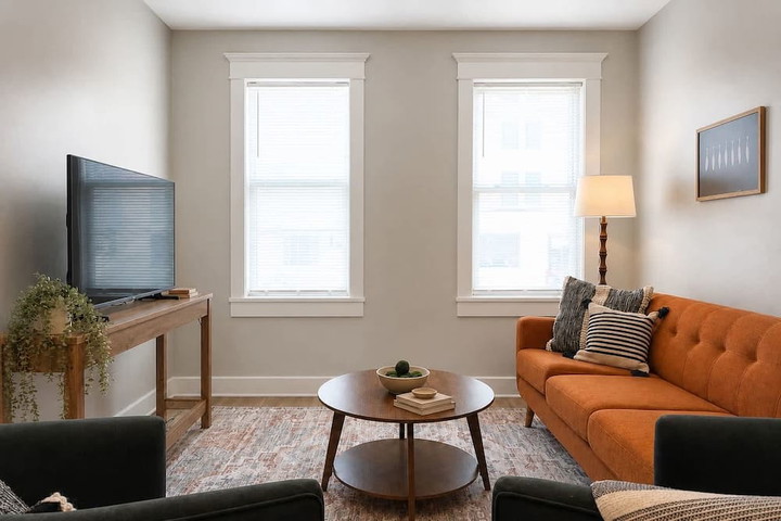 Downtown Neenah Sunroom Retreat | Sleeps 4 - Appleton, WI