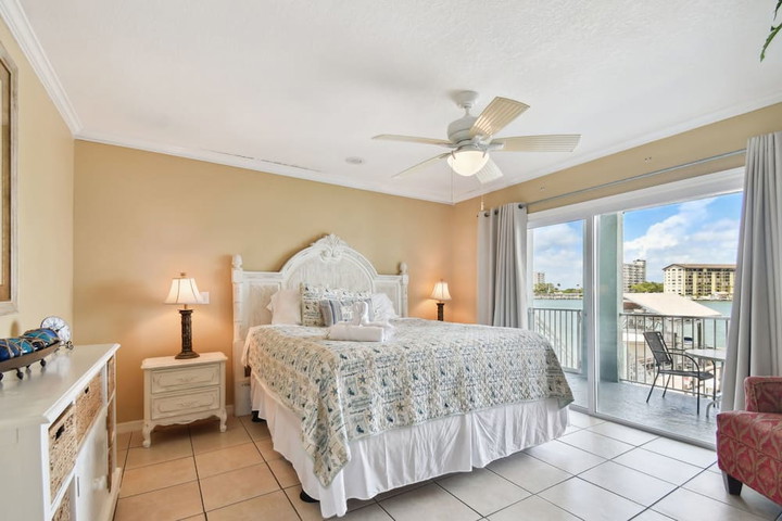 Enchanted Inn Deluxe Suite #8: Waterfront, Pool, Fishing Dock, Boat Docks & Tiki Bar! - Palm Harbor, FL
