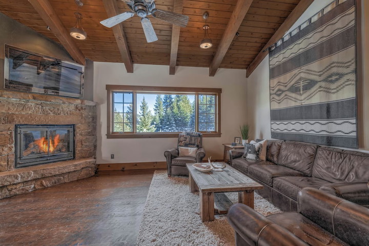 Charming 3-bedroom Log Cabin With Hot Tub And Fitness Room In Delightful Big Sky - Big Sky, MT