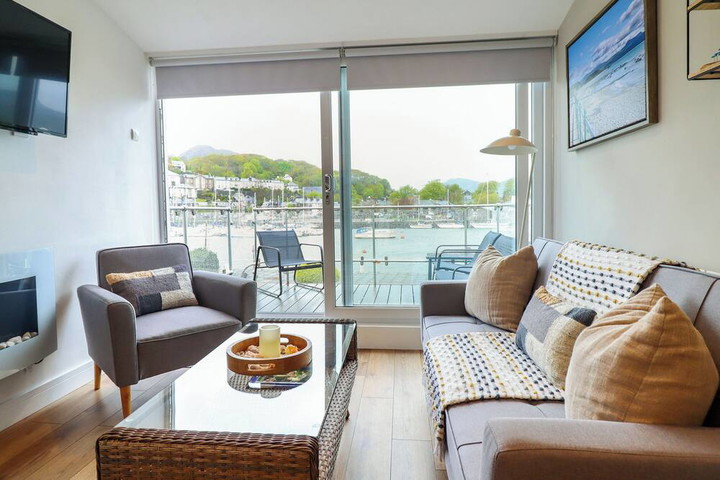 Sea Breeze, Pet Friendly, Character Holiday Cottage In Porthmadog - Harlech