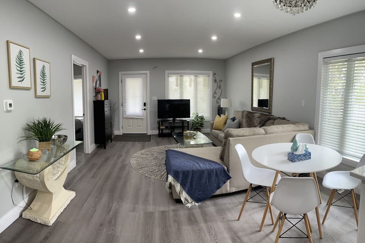 Cozy & Bright Upper Unit; 3bd With Workspace; Free Parking; Private Laundry - Windsor, ON, Canada