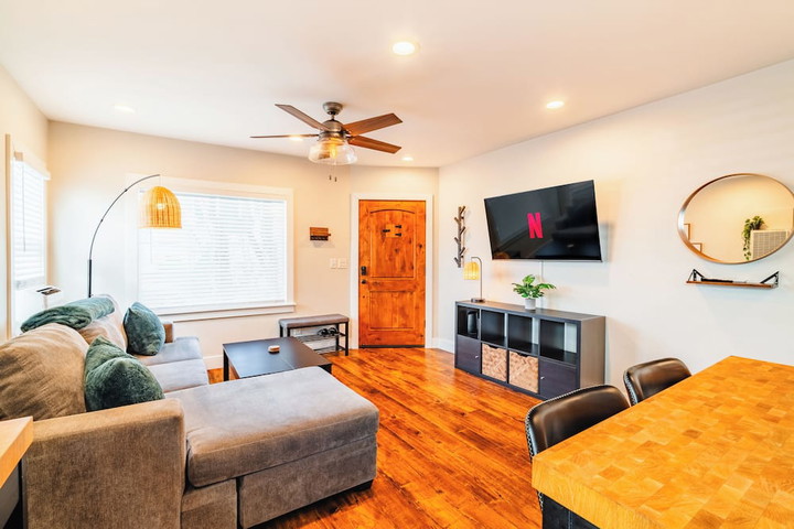 Charming 2-bedroom Apartment / 10-min Walk To The Beach / Parking Stall / Ac - Cypress, CA