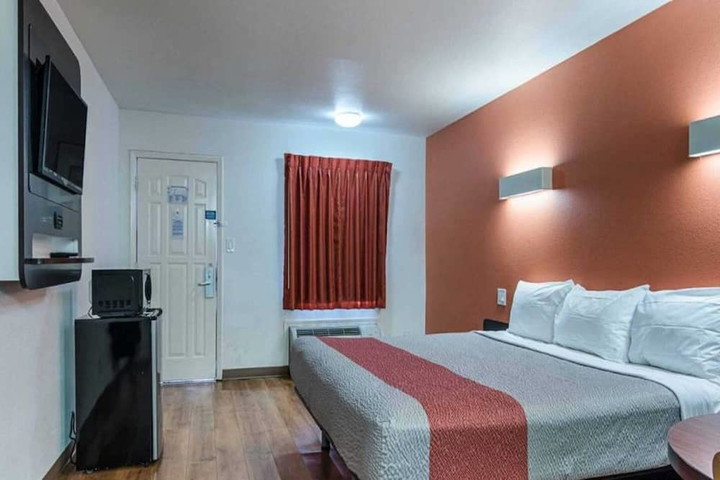 1 King Bed | Smoking - Texarkana, AR