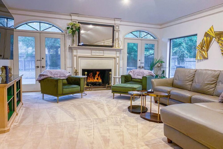 Centrally Located, Elegant, Spacious, Home, Large Screen Tv, Pool & Ping Pong! - Huntsville, TX