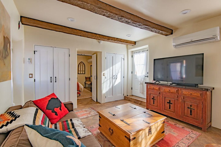 Historic Adobe Casita Downtown - Spacious 465 Sq Ft + Patio - Santa Fe, NM