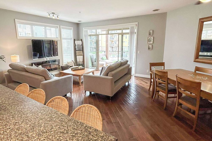 **Lakefront + Pool View**  3br/2bath Spacious + Beautiful Condo - British Columbia