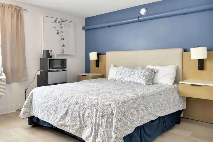 King Suite W/ Balcony + Free Breakfast & Parking - Rockland, ME