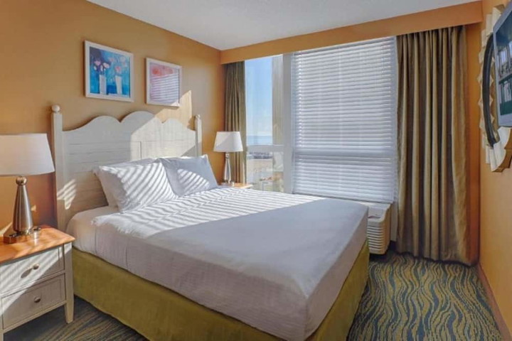 Virginia Beach | Ocean View Getaway | Pool & Beach | 2br - Virginia Beach, VA