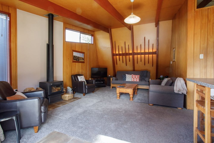 1970's Renovated, Self Contained Comfortable 2 Bedroom Bach - Wanaka
