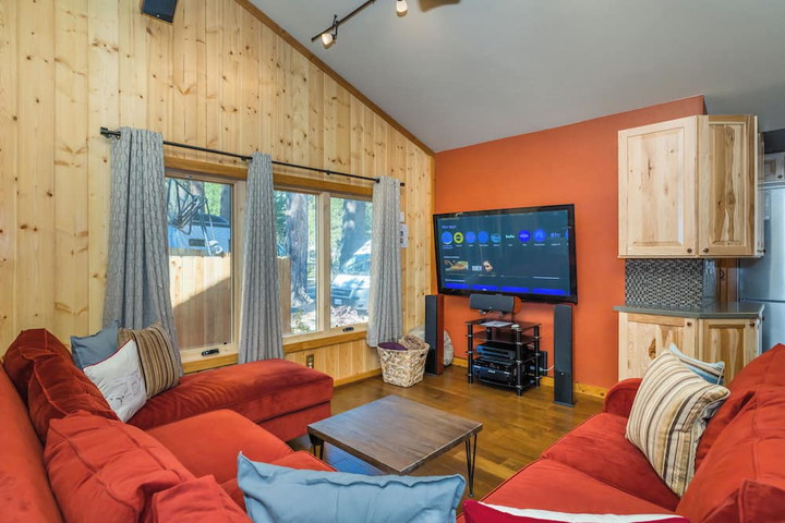 The Palisade_ac & Hot Tub, Arcade, Foosball, Dart Board + 1g Wifi, Smart Tv's, Surround Sound - Truckee, CA