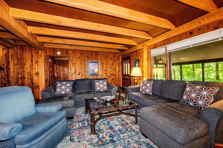 Secluded Hilltop Cabin | Hot Tub, Pool Table & Near Nashville 4br, 3ba - Nashville, IN