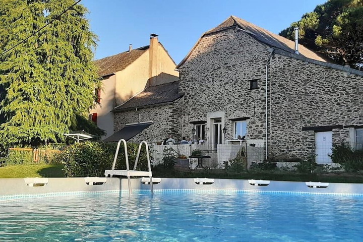 Gîte « Sous Les Deux Arbres » : Vue Montagne, Piscine Privée Et Wi-fi - Aveyron