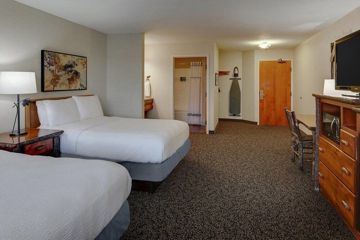 Quaint Riverside Retreat W/ Indoor-outdoor Pool! Free On-site Parking - Quincy, IL