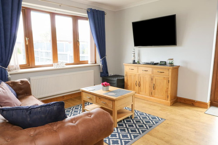Aurora, Pet Friendly, Character Holiday Cottage In Trearddur Bay - Holyhead