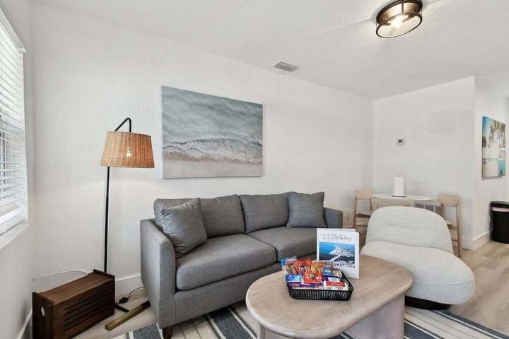 Treasure Island 1br/1ba Retreat - St. Petersburg, FL