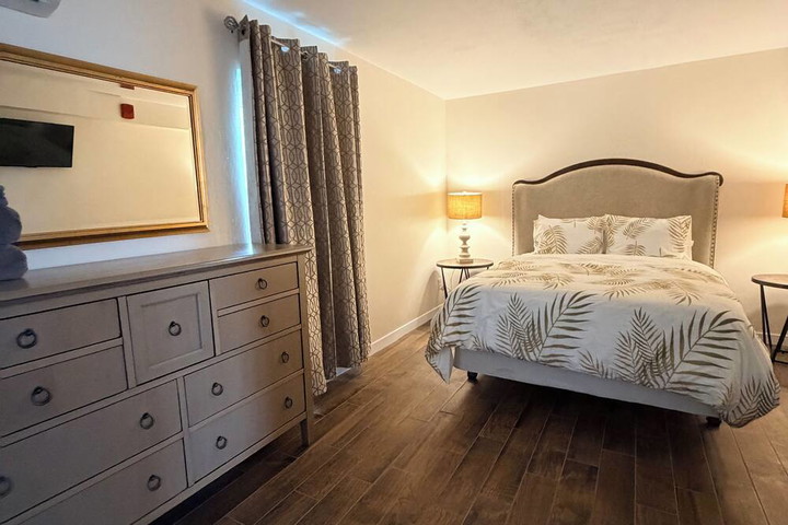 Sea-clusion 1 Cozy Apartment Across The Street From The Beach! - Norfolk, VA