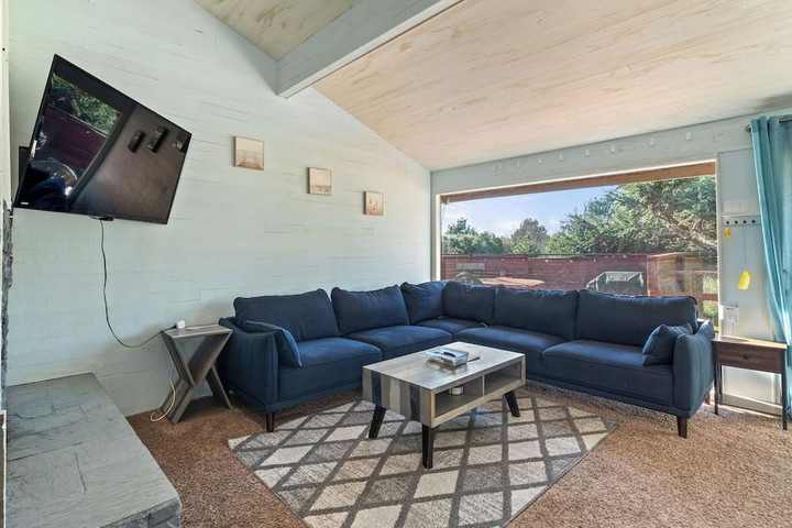 Beachfront Cabin, Downtown, Hot Tub, Fully Fenced! - Ocean Shores, WA