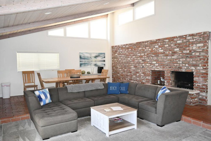 Steps To Sand. Steps To Harbor. Endless Memories<br>4-bedroom, 3-bath Comfortably Sleeps Up To 8 Guests, Making It Ideal For Families, Couples, Or Friends Seeking A Coastal Getaway. - Oxnard, CA