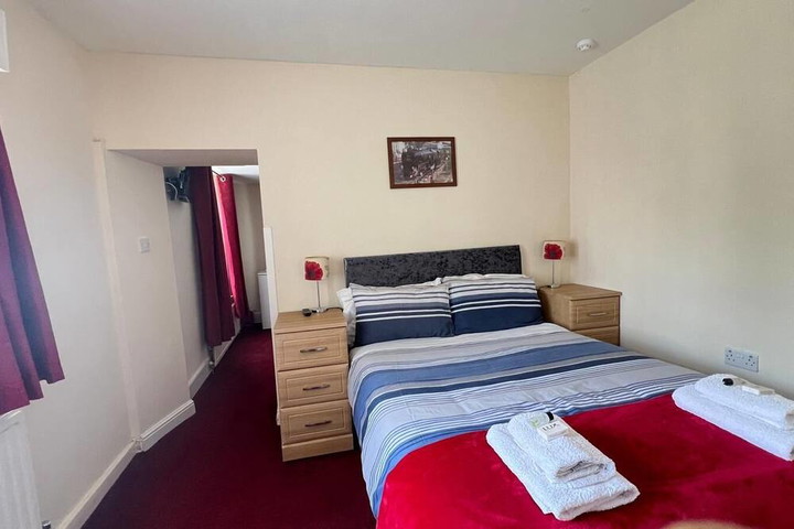 8 - Family Suite W/shower - Double Bed St. Pancras - Room 8 - Paignton