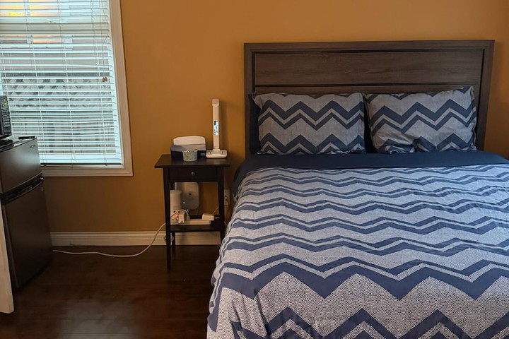 Small, Renovated, Private 1 Bedroom Bathroom In Front Of Bus Stop To Downtown. - Vancouver