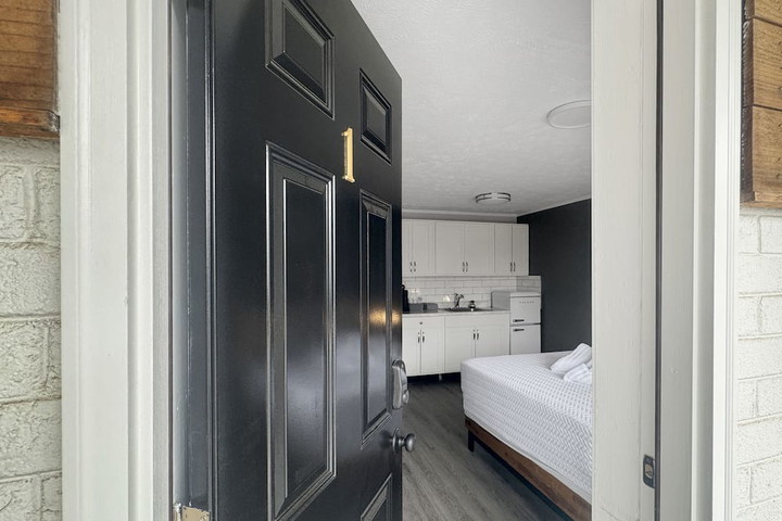 Comfort Suite ,Hotel Room - 2 Pools, Near Beach/boardwalk, No Pets Allowed - Carolina Beach, NC