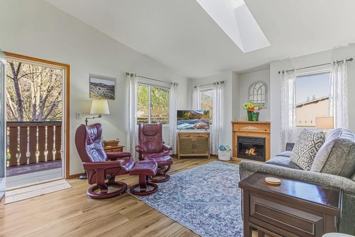 Bright Top Floor Condo  Walk To Town  A/c  Sleeps 6 - Cashmere, WA