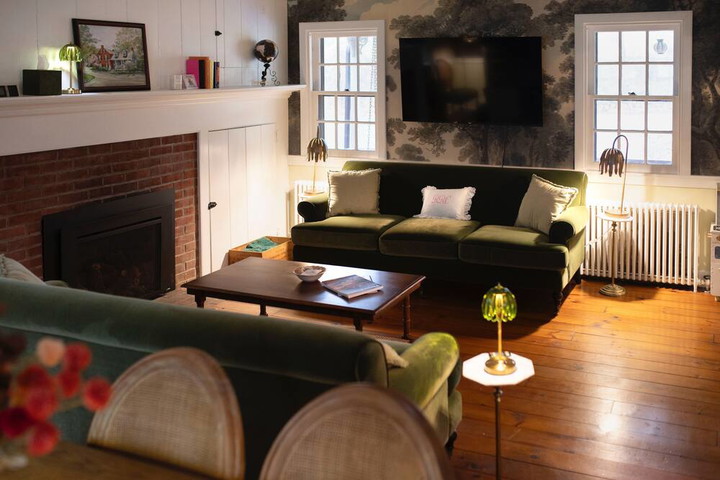 Historic 3 Bedroom 1875 Farmhouse 1 Mile From Lancaster City, Sleeps 8 - Lancaster