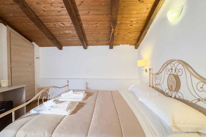 Affittacamere Il Gelsomino 6 Is A Double Room Located In The Peaceful Village Of Carrodano, In The Province Of La Spezia. Here Guests Can Enjoy A Relaxing Stay Surrounded By The Quiet Atmosphere Of The Ligurian Countryside While Still Being Within Easy R - Bonassola