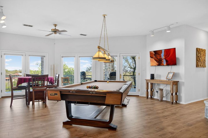Luxury Home,  Majestic Views, Hot Tub, Game Room - Marble Falls, TX