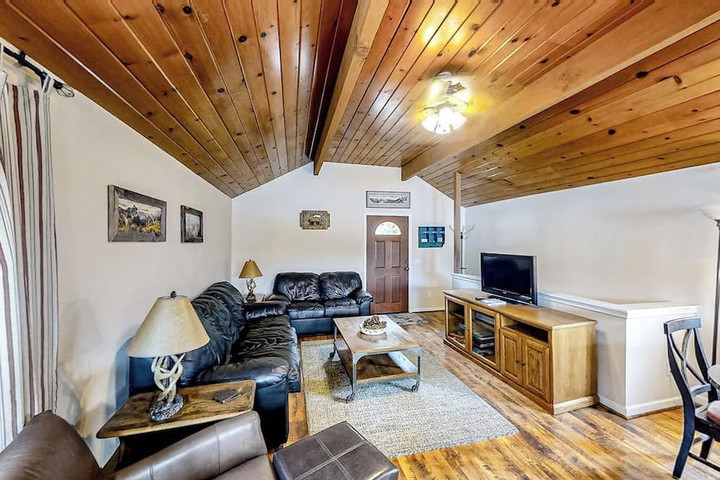The Lakefront Retreat - Bass Lake, CA