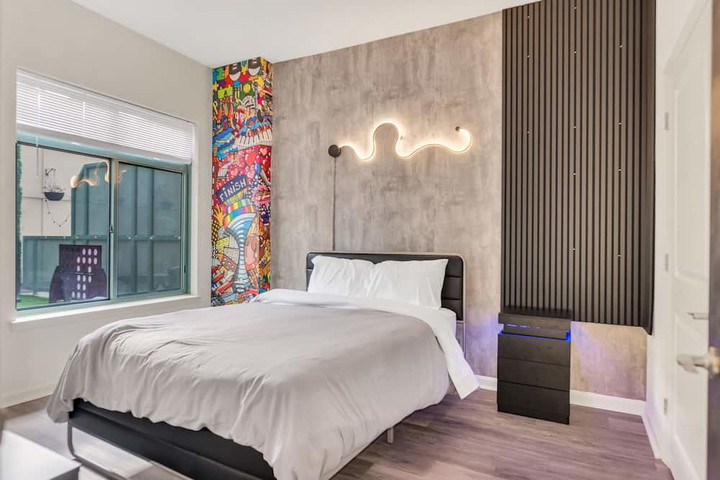 Stylish Vibrant Getaway W/private Patio Next To Bars & Food, 5 Minutes From Dc! - Falls Church, VA