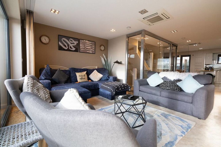 Modern 5-bed Townhouse With Balconies And Free Parking - Swansea, UK