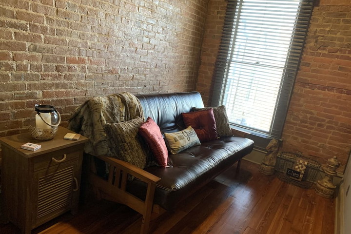 New Bourbon On The Square Downtown Rustic Loft - Elizabethtown, KY