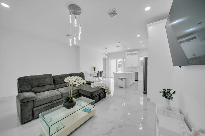 Cozy 3br Private Unit Near Rsw Airport, Wi-fi & Laundry - Lehigh Acres, FL