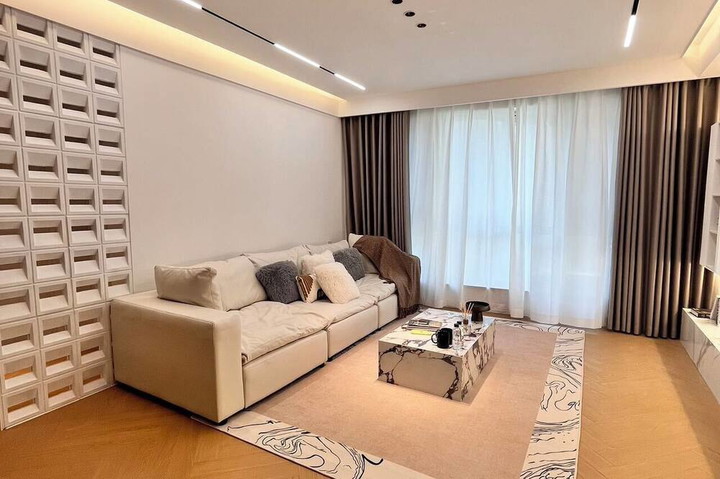 Spacious Master Bedroom Equipped With A Private Walk-in Closet Near Yuyuan - Shanghai