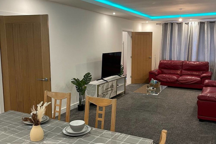 Citrine Suite - Sleeps 8 With Parking - Stoke-on-Trent