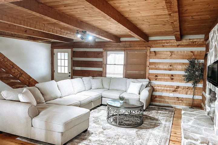 Lakeside Cabin Minutes From Major Wedding Venues - Pool And 10 Person Swim Spa -