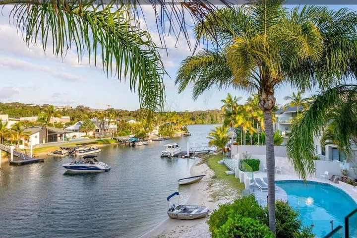 St Tropez 8 - Waterfront Retreat With Rooftop Spa & Sauna - Noosaville